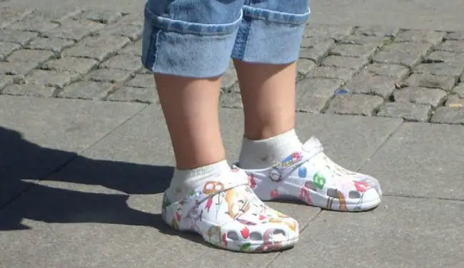 Do You Wear Socks with Crocs? | Chooze Shoes