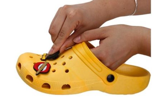 How To Put Jibbitz On Crocs Easily? | Chooze Shoes